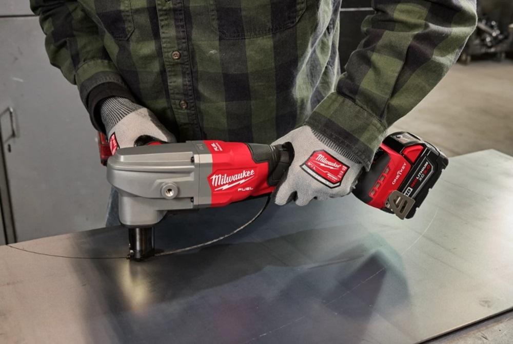 Cordless 10-ga. nibbler makes tight radial turns