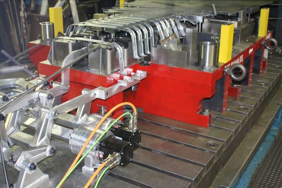 Part transfer robot conveys 15 parts/min.