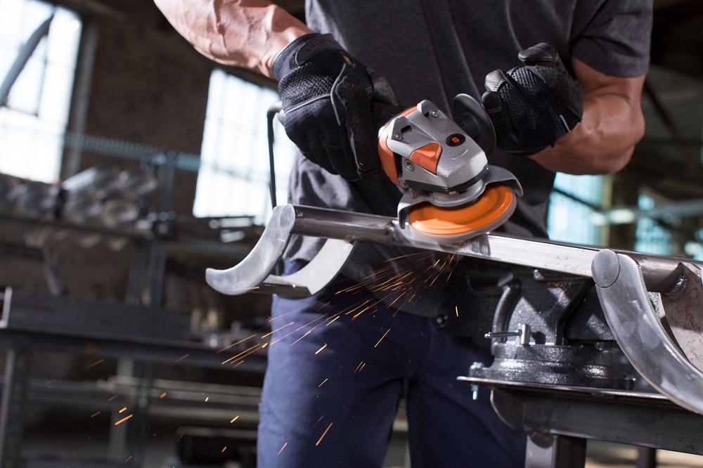 Esmerilado y pulido inteligentes en el taller de fabricación