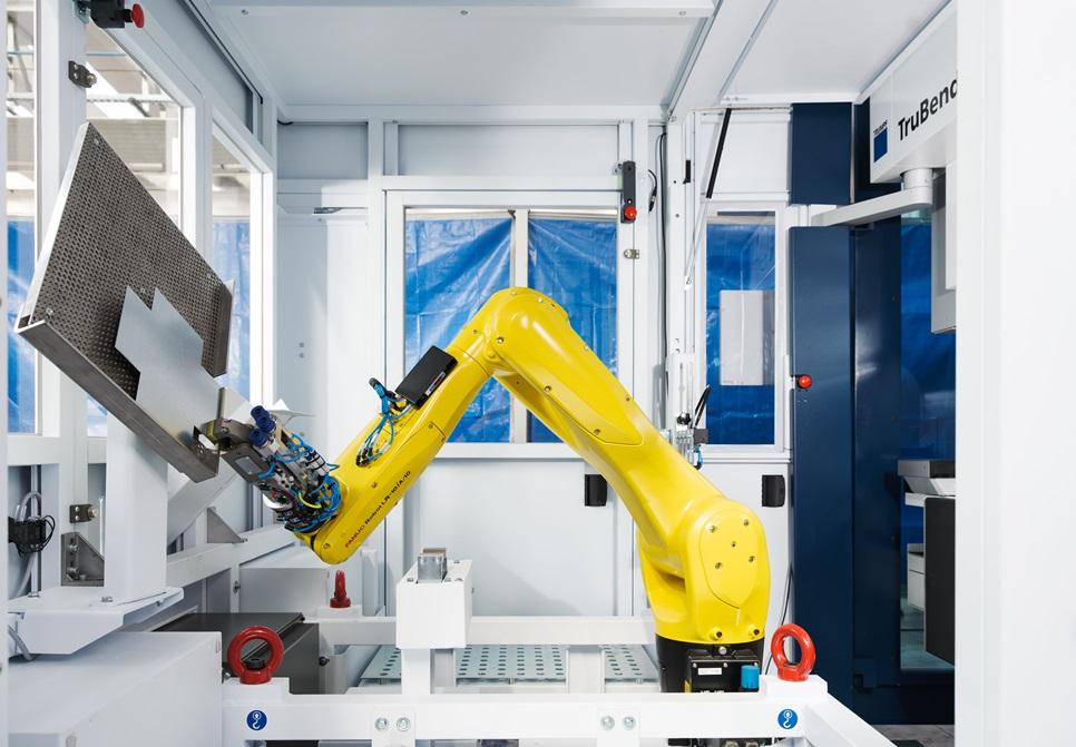 La celda de doblado móvil automatiza la prensa dobladora para un ...