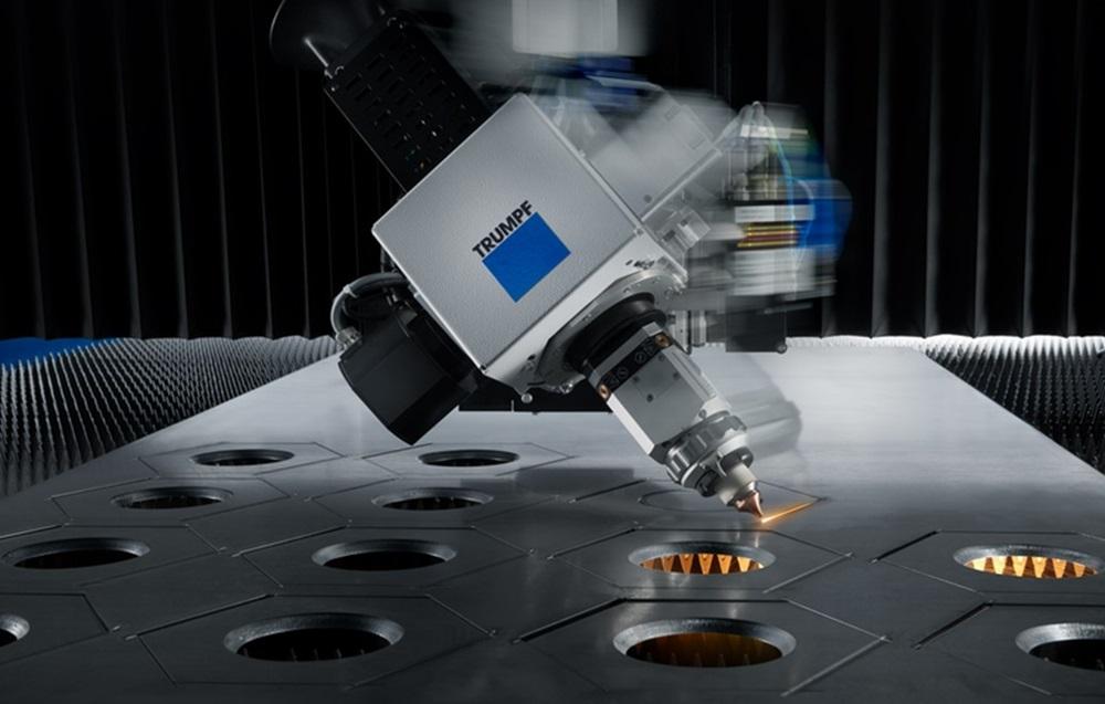 Laser cutting machine generates bevels while cutting