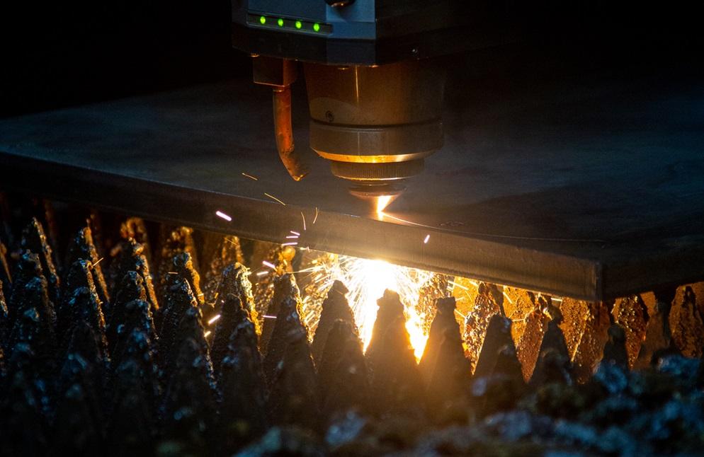 The hidden cost of ultrahigh-power fiber lasers: slat cleaning