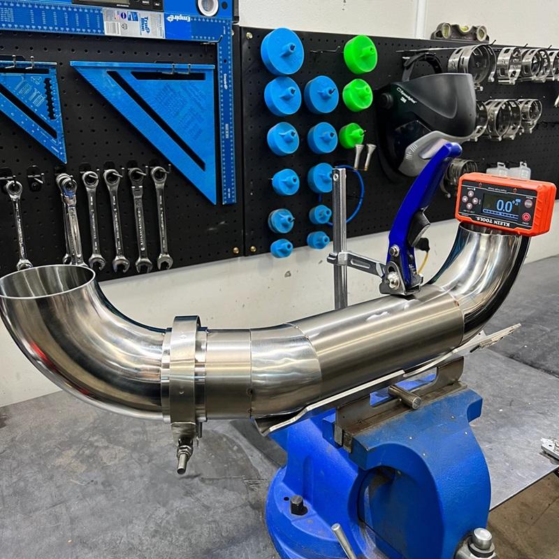 Pipe vise maneuvers tube for welding without marring surface