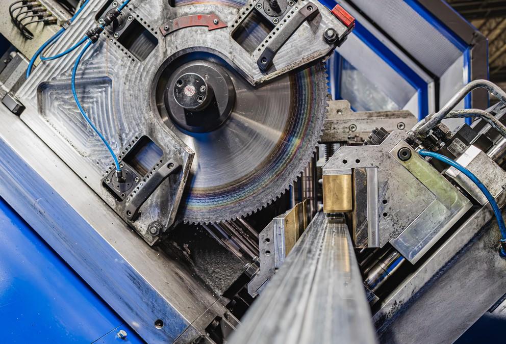 Rapid-cut saw, flexible tooling make mill a hit