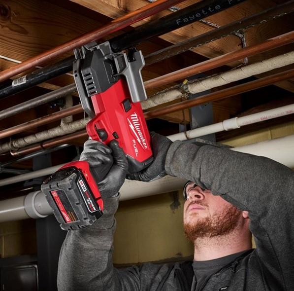 Steel pipe cutting tool delivers straight cuts