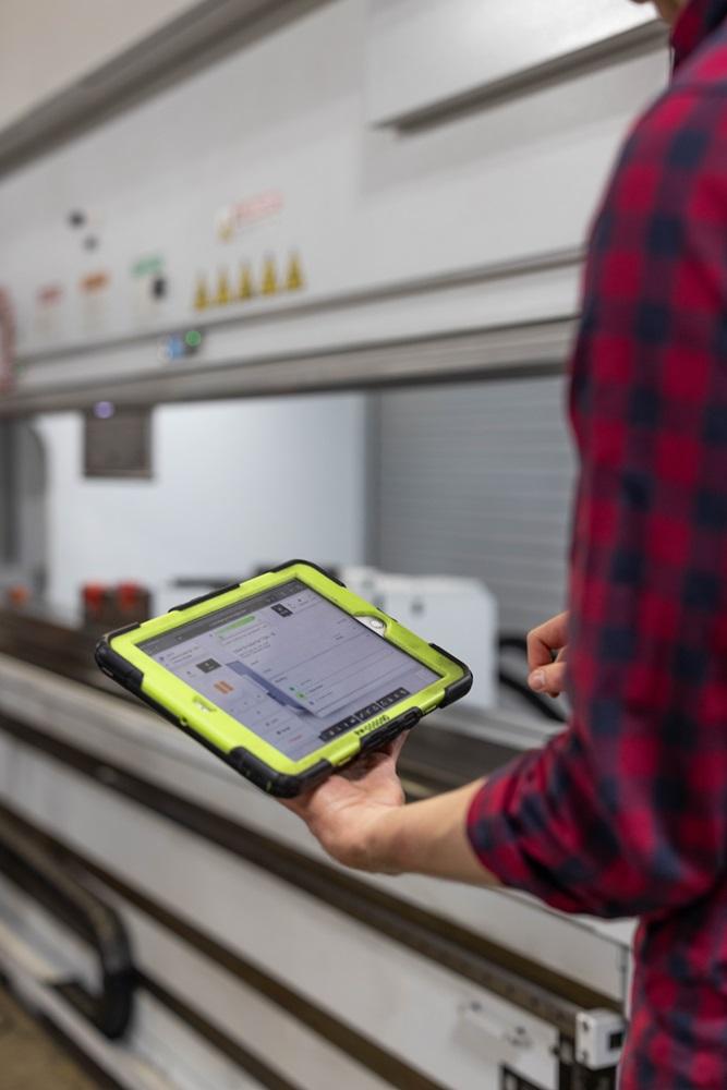 Tracking the whole manufacturing shop at once